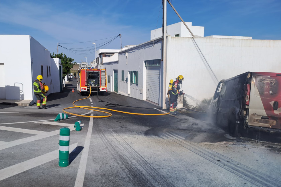 Un incendio de un camión en la LZ-20 termina afectando a una furgoneta ...