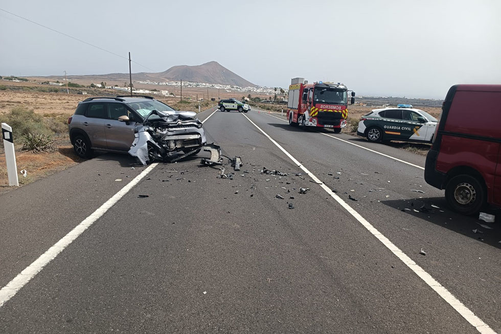 Dos vehículos colisionan frontalmente en la LZ-10 a la altura de ...