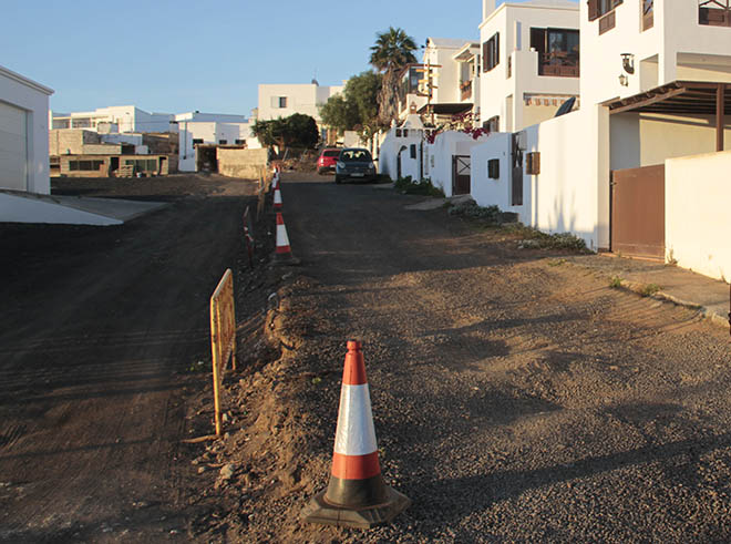 Vecinos de una calle con desnivel y sin asfaltar advierten de ...